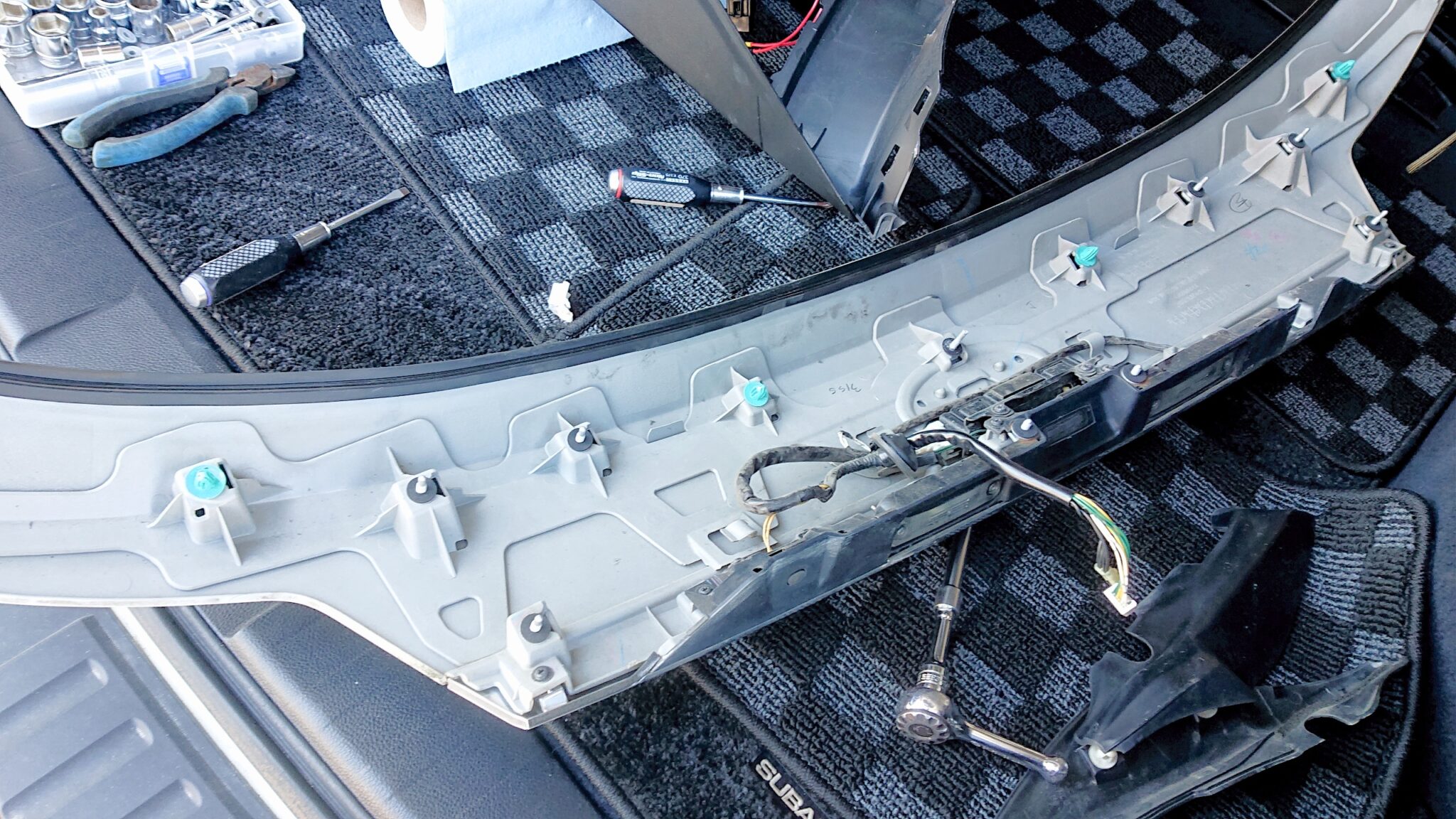 BR9アウトバック リアガーニッシュのボルトを交換してみるよ (⌒‐⌒) – アウトバックと車中泊とソロキャンプのお話