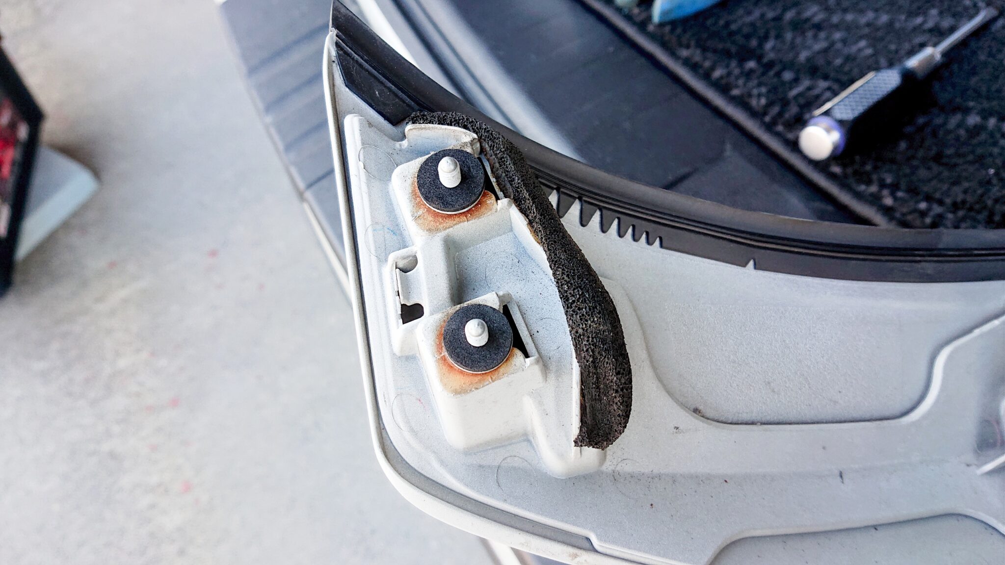 BR9アウトバック リアガーニッシュのボルトを交換してみるよ (⌒‐⌒) – アウトバックと車中泊とソロキャンプのお話